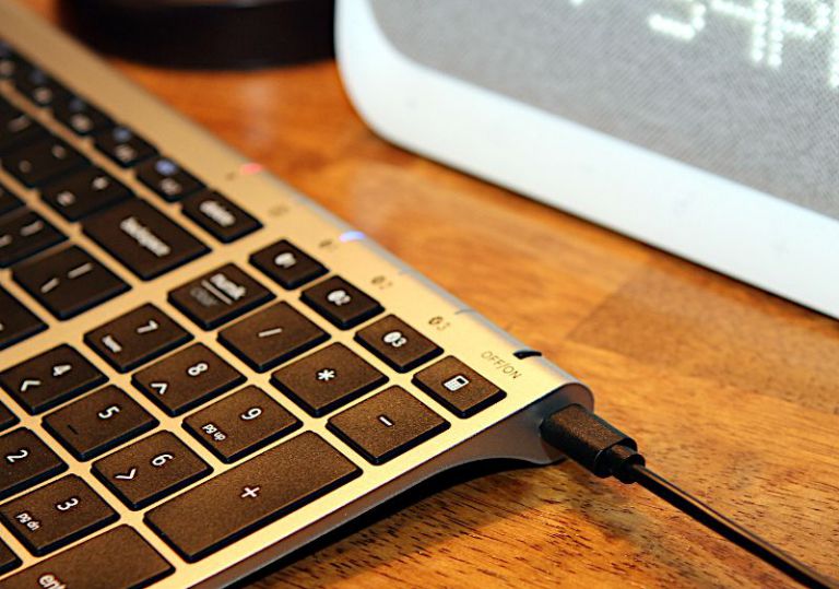 iClever Ultra Slim Full Size Rechargeable Wireless Keyboard review ...