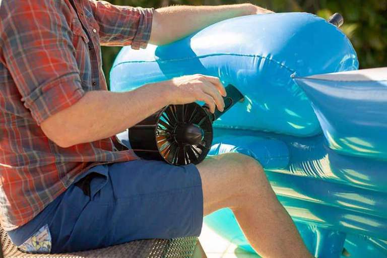 This motorized pool lounger will make you a hero at your next pool ...