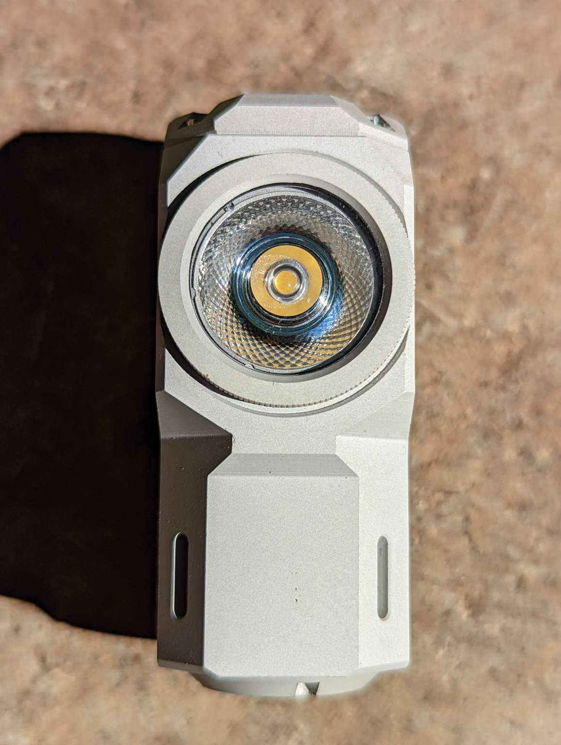 Wuben X-0 Knight rechargeable flashlight review - a mini magnetized ...