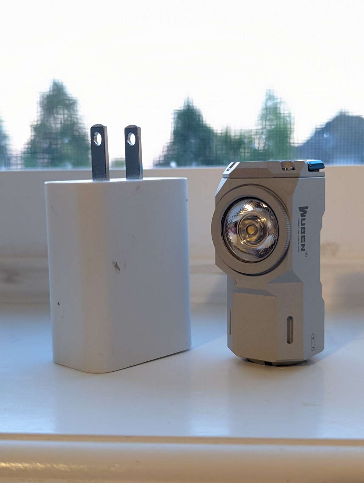 Wuben X-0 Knight rechargeable flashlight review - a mini magnetized ...