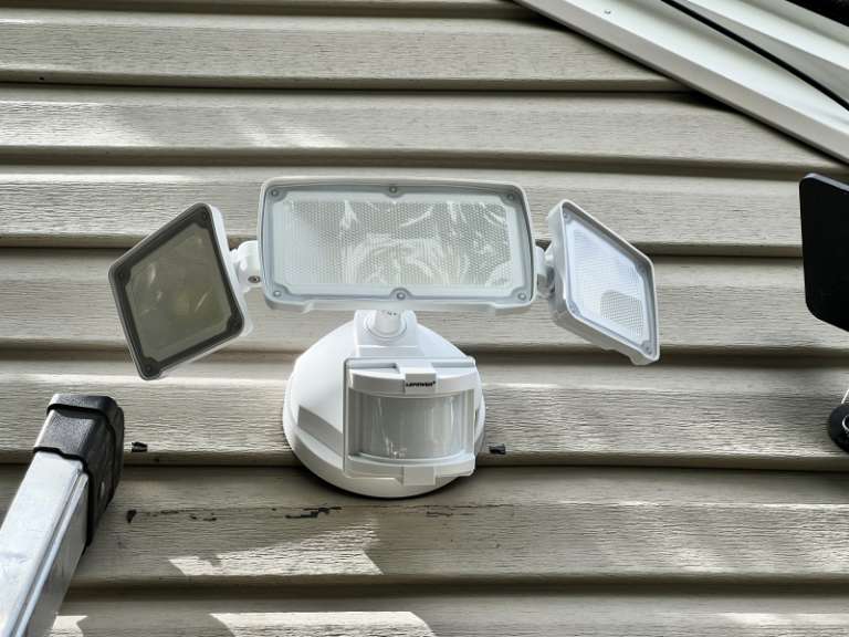 Lepower 1600LM Motion Sensor Security Lights with Solar Panel review ...