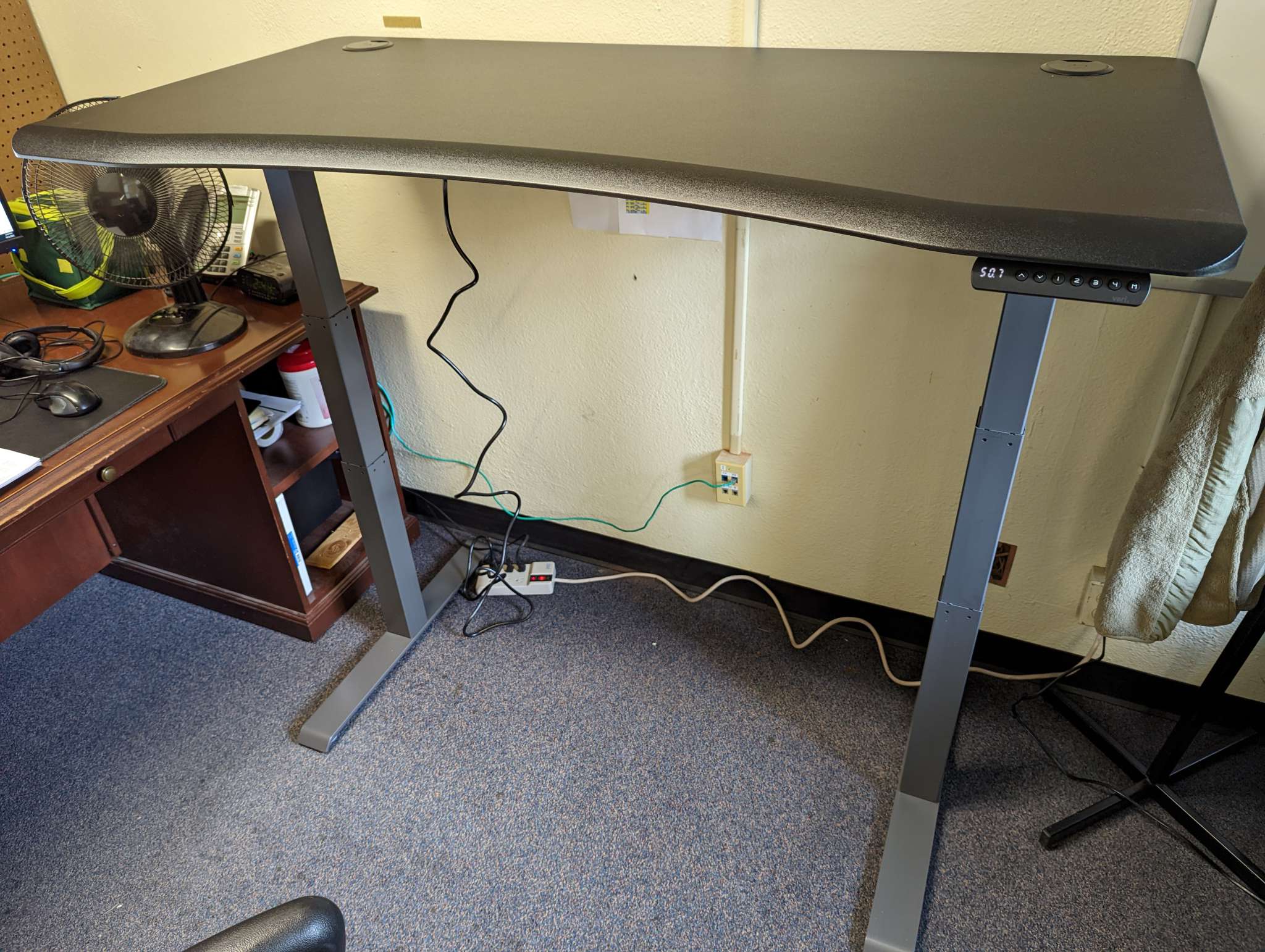 Vari Curve Electric Standing Desk 60x30 review - top notch comfort ...