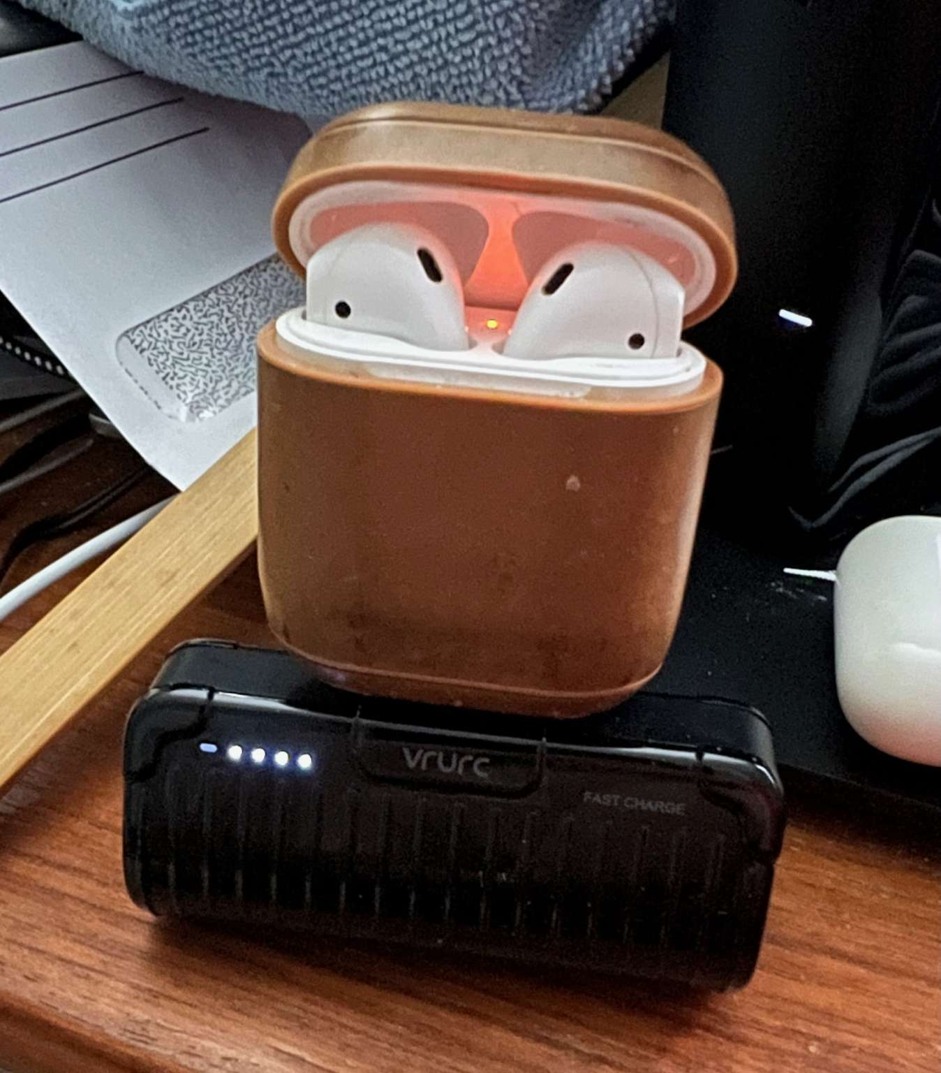 VRURC mini power bank for iPhone review - a stand-up charger - The ...