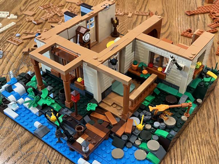 Funwhole Lakeside Lodge Building Set review - a very detailed building ...