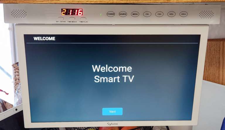 Sylvox 15.6“ Smart Under Cabinet Counter Kitchen TV review - a decent ...