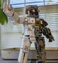 JMBricklayer Mechanical Spaceman brick model review - I come in pieces ...