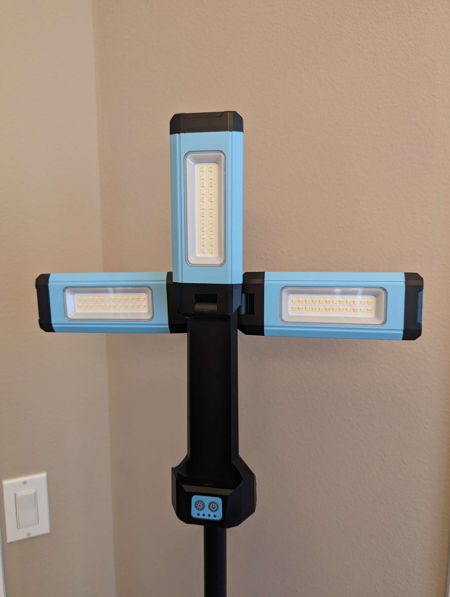 GoGonova Rechargeable Work Light with Stand review - The Gadgeteer