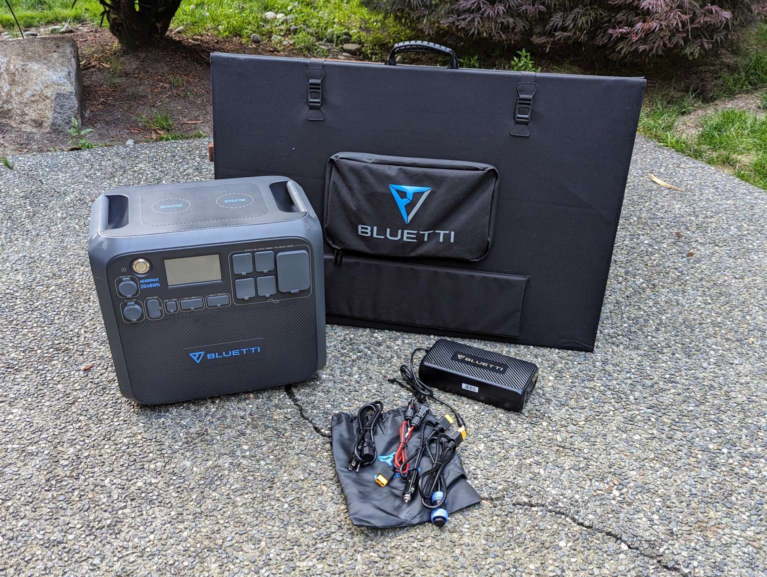 BLUETTI AC200MAX Expandable Power Station & PV350 350W Solar Panel ...