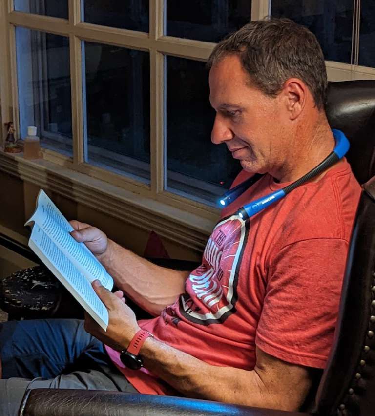 Glocusent LED Neck Reading Light review - Gentle light, right where you ...