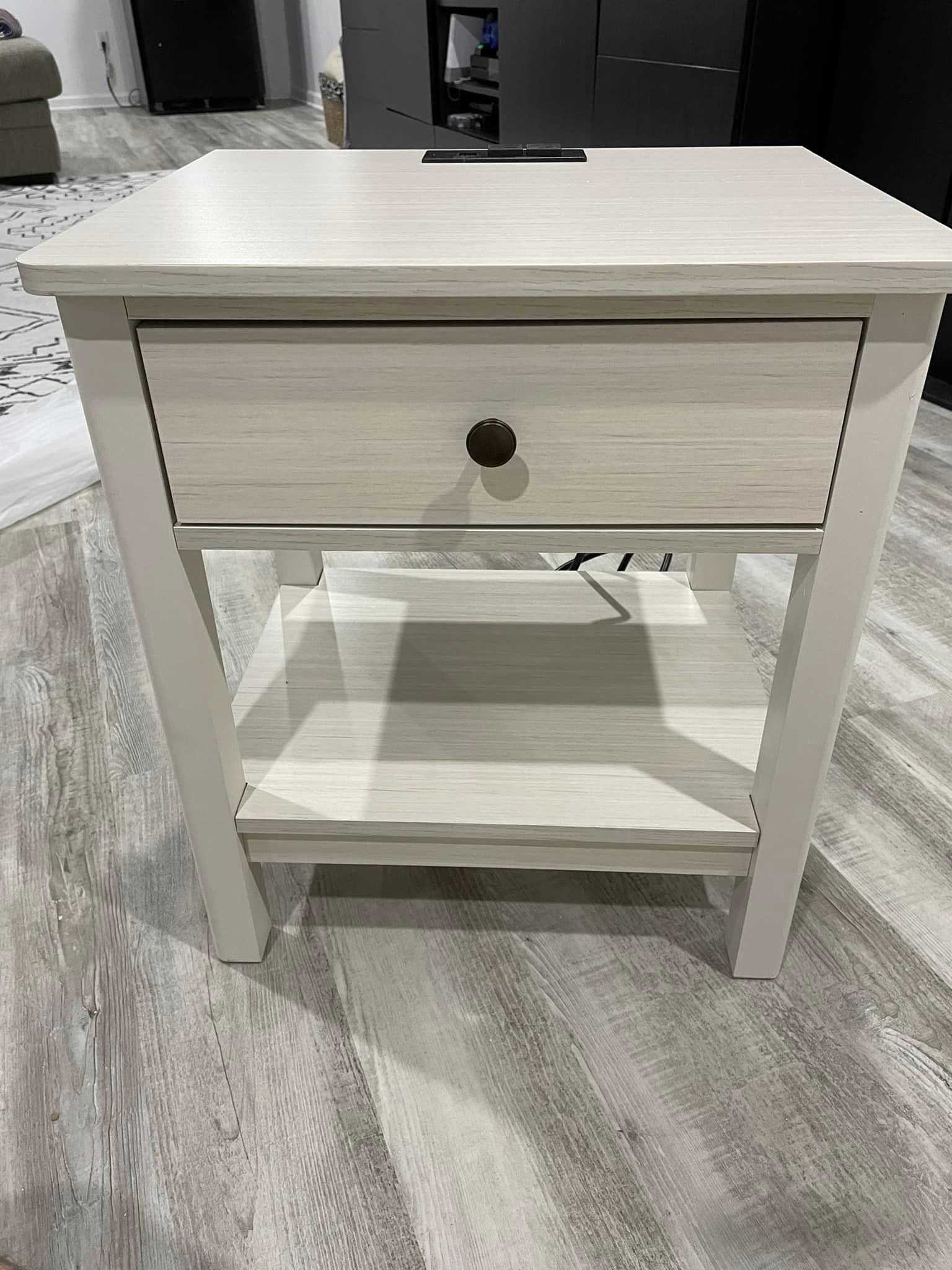 iLive End Table with AC power and charging port review - The Gadgeteer