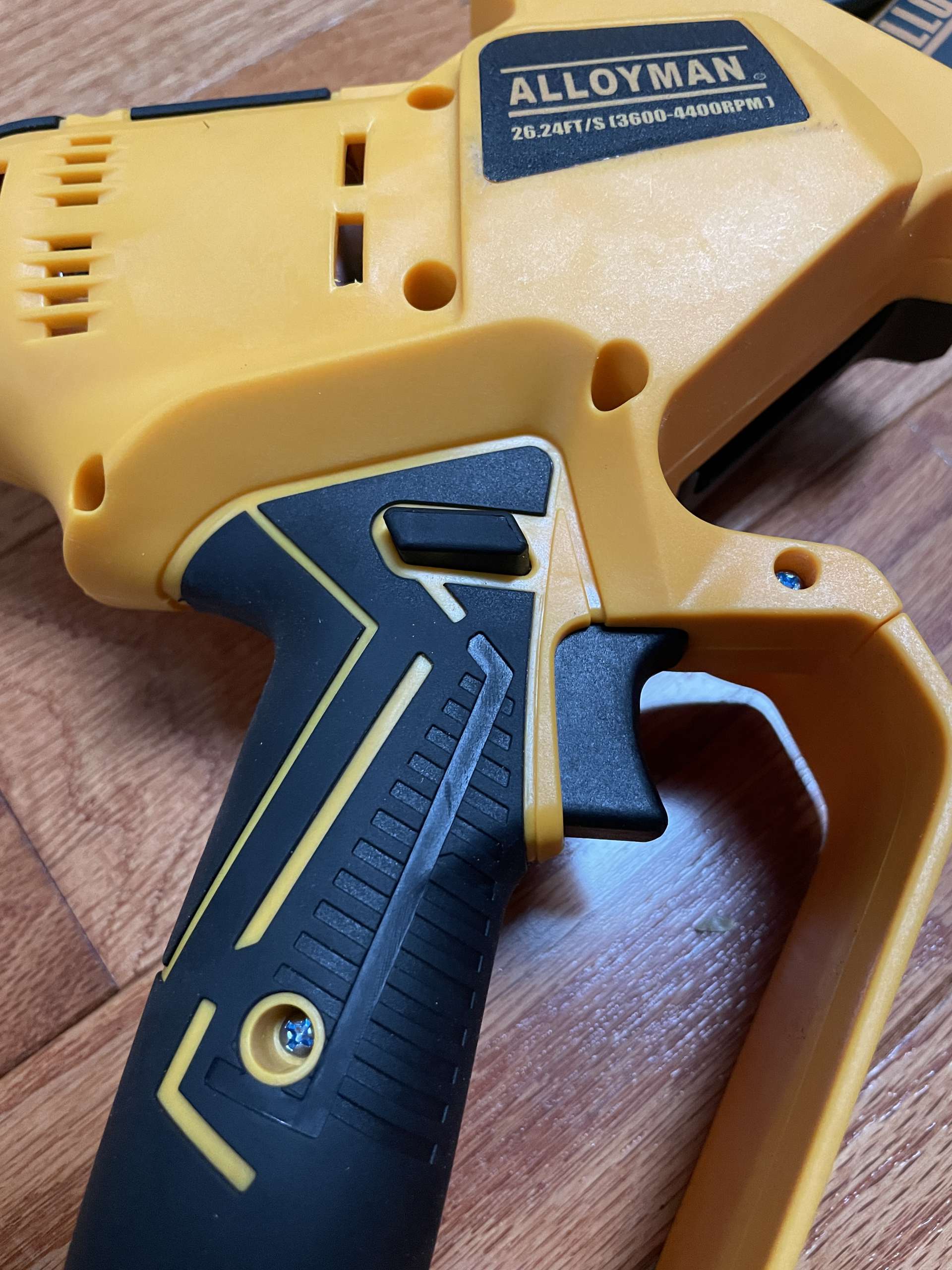 Alloyman CS-BM11 Cordless Chain Saw review - Trimming and pruning has ...