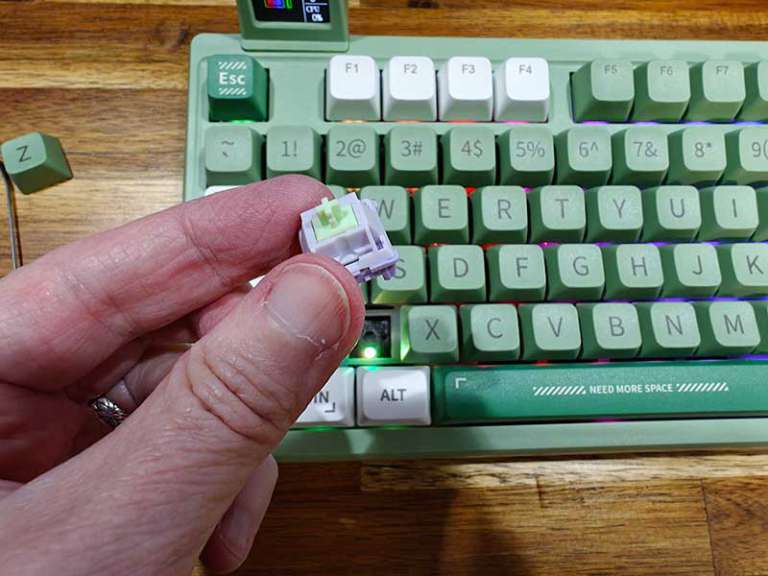 EPOMAKER RT100 mechanical keyboard review - kinda retro and kinda futuristic - The Gadgeteer