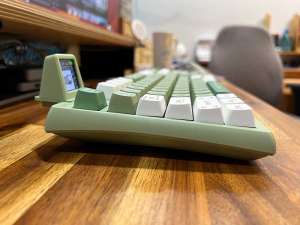 EPOMAKER RT100 mechanical keyboard review - kinda retro and kinda ...