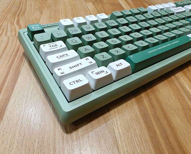 EPOMAKER RT100 mechanical keyboard review - kinda retro and kinda ...