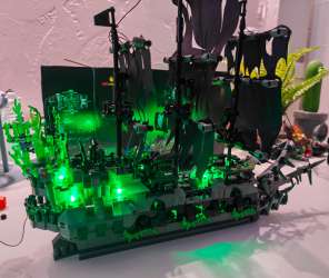 Jmbricklayer Glowing Pirate Ship model review - LED lights and a ...