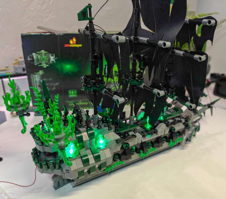 Jmbricklayer Glowing Pirate Ship model review - LED lights and a ...