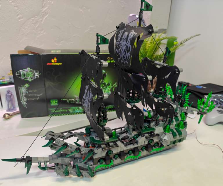 Jmbricklayer Glowing Pirate Ship model review - LED lights and a ...