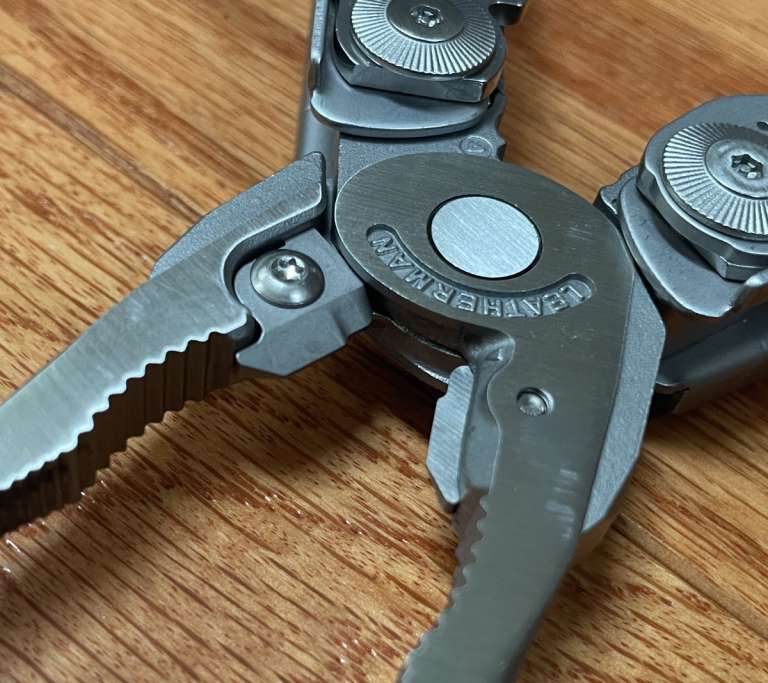Leatherman Surge Multitool review – "Jack of all trades" tool ...