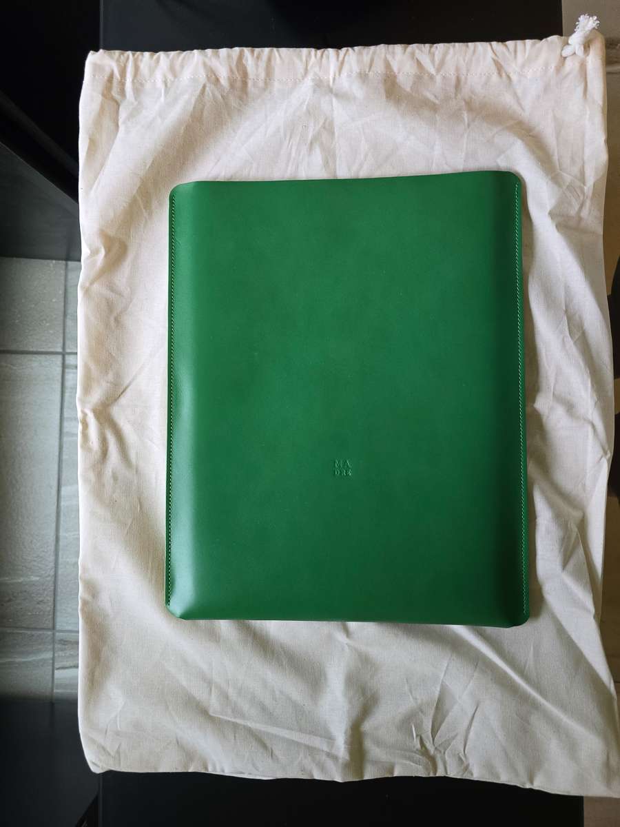 Manuel Dreesmann Macbook Pro 16 leather slip sleeve review - Elegant ...