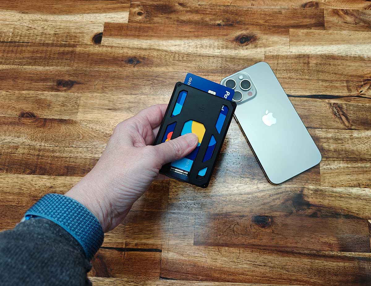 VEGER X5 WalletTrack power bank review - combines a MagSafe wallet ...