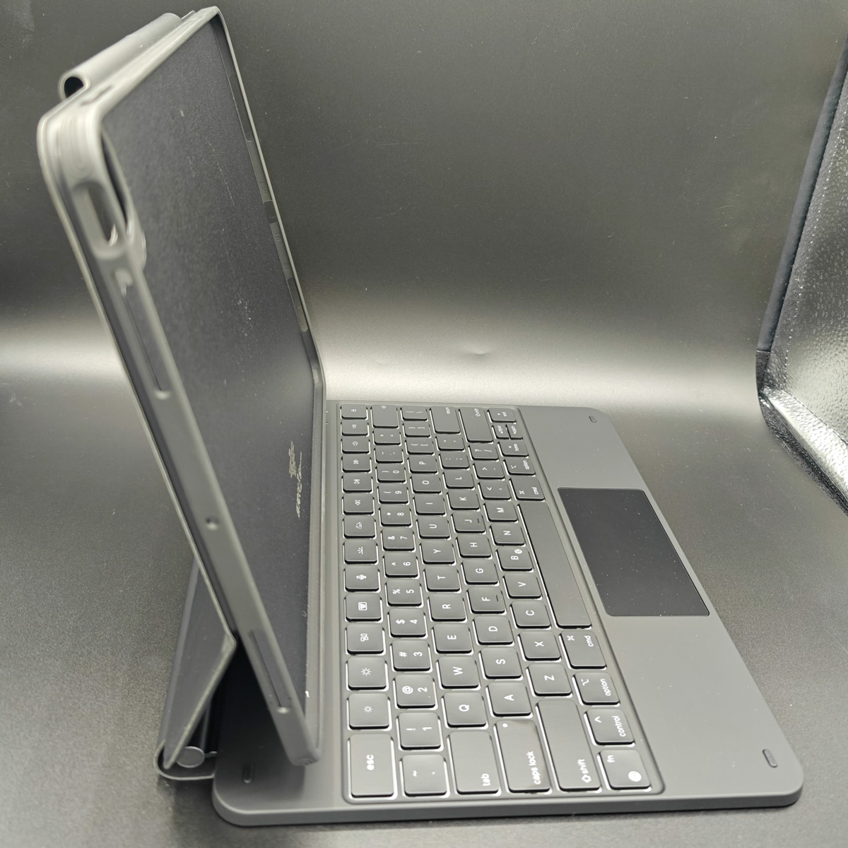 ESR Rebound Magnetic Keyboard Case 360 for iPad Pro 13ʺ (2024) review ...