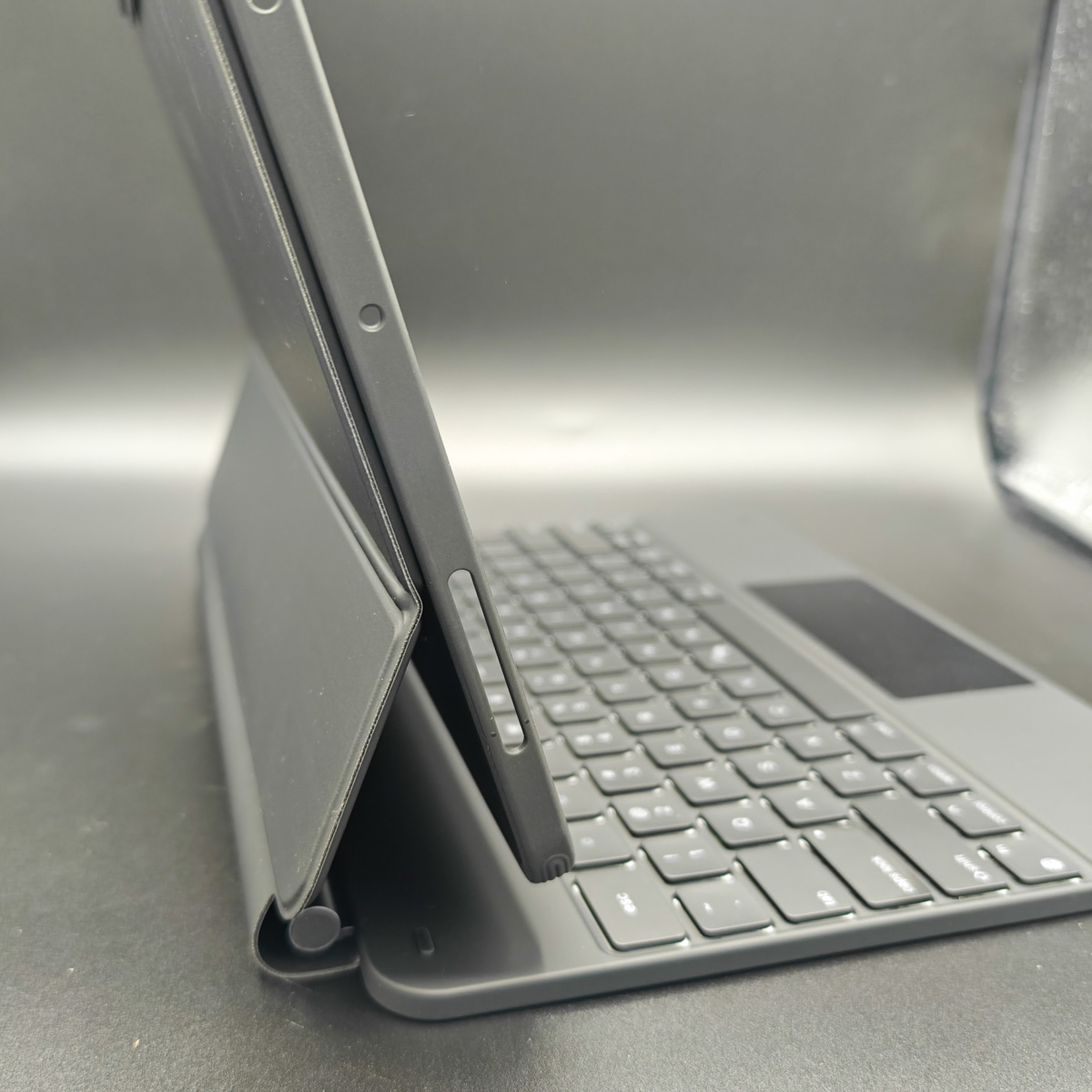 ESR Rebound Magnetic Keyboard Case 360 for iPad Pro 13ʺ (2024) review - nice but heavy - The ...