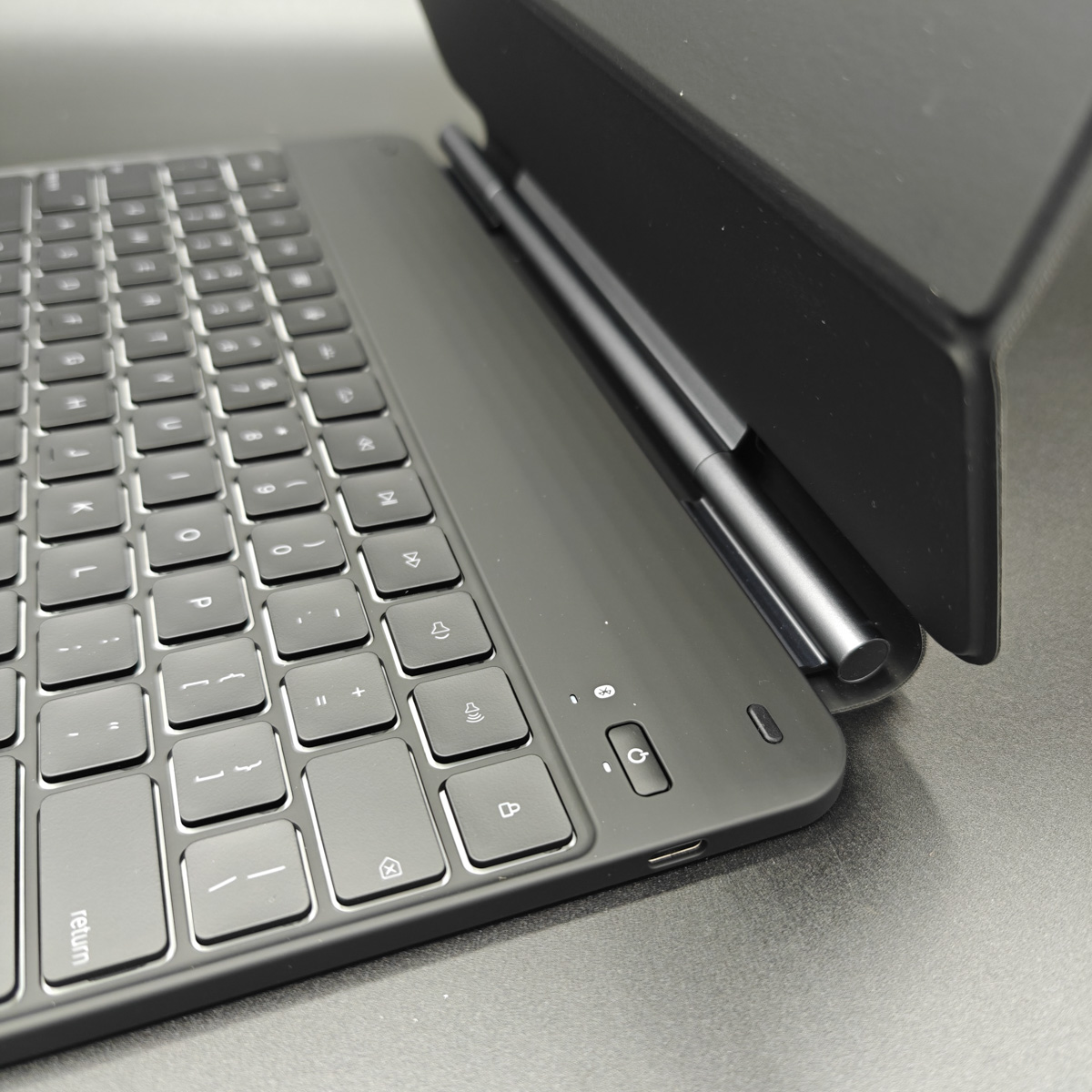 ESR Rebound Magnetic Keyboard Case 360 for iPad Pro 13ʺ (2024) review ...