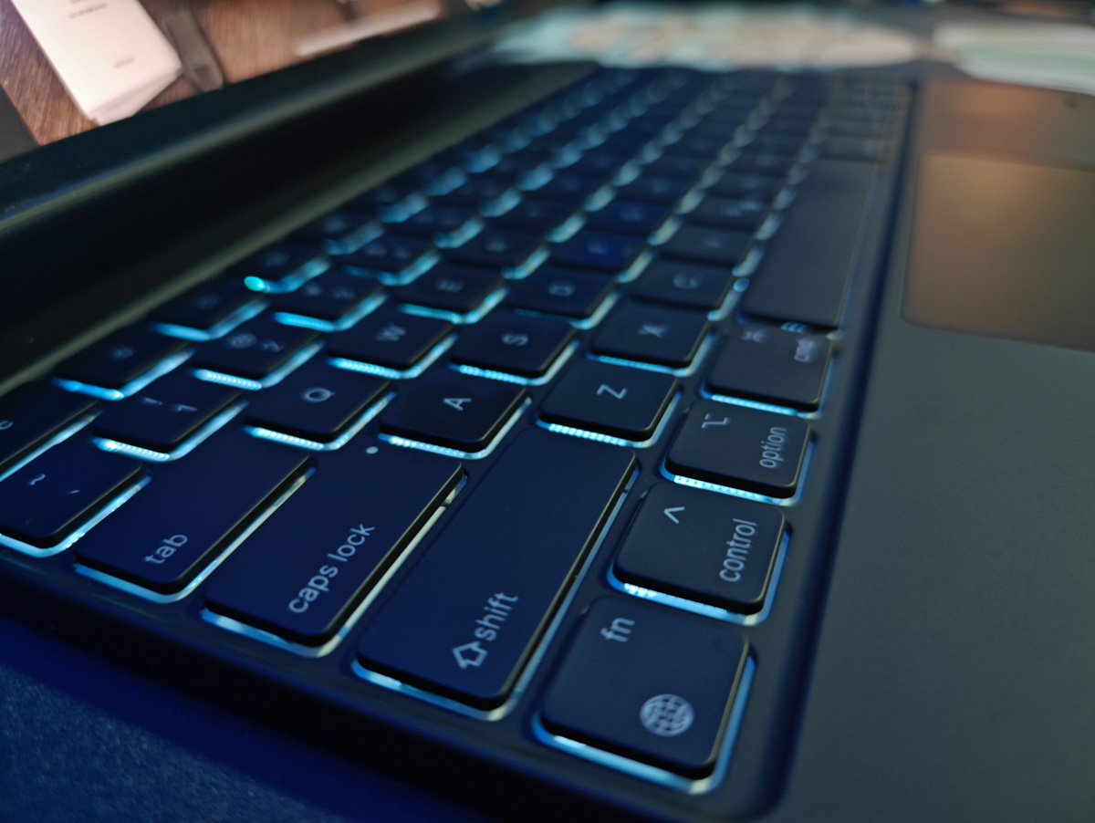 ESR Rebound Magnetic Keyboard Case 360 for iPad Pro 13ʺ (2024) review ...