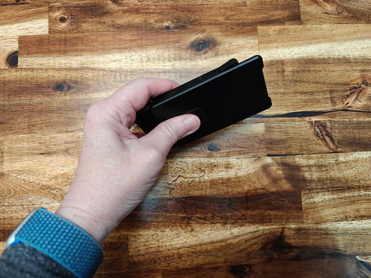 Groove Smart Wallet Trace review - A minimalist wallet with built-in ...