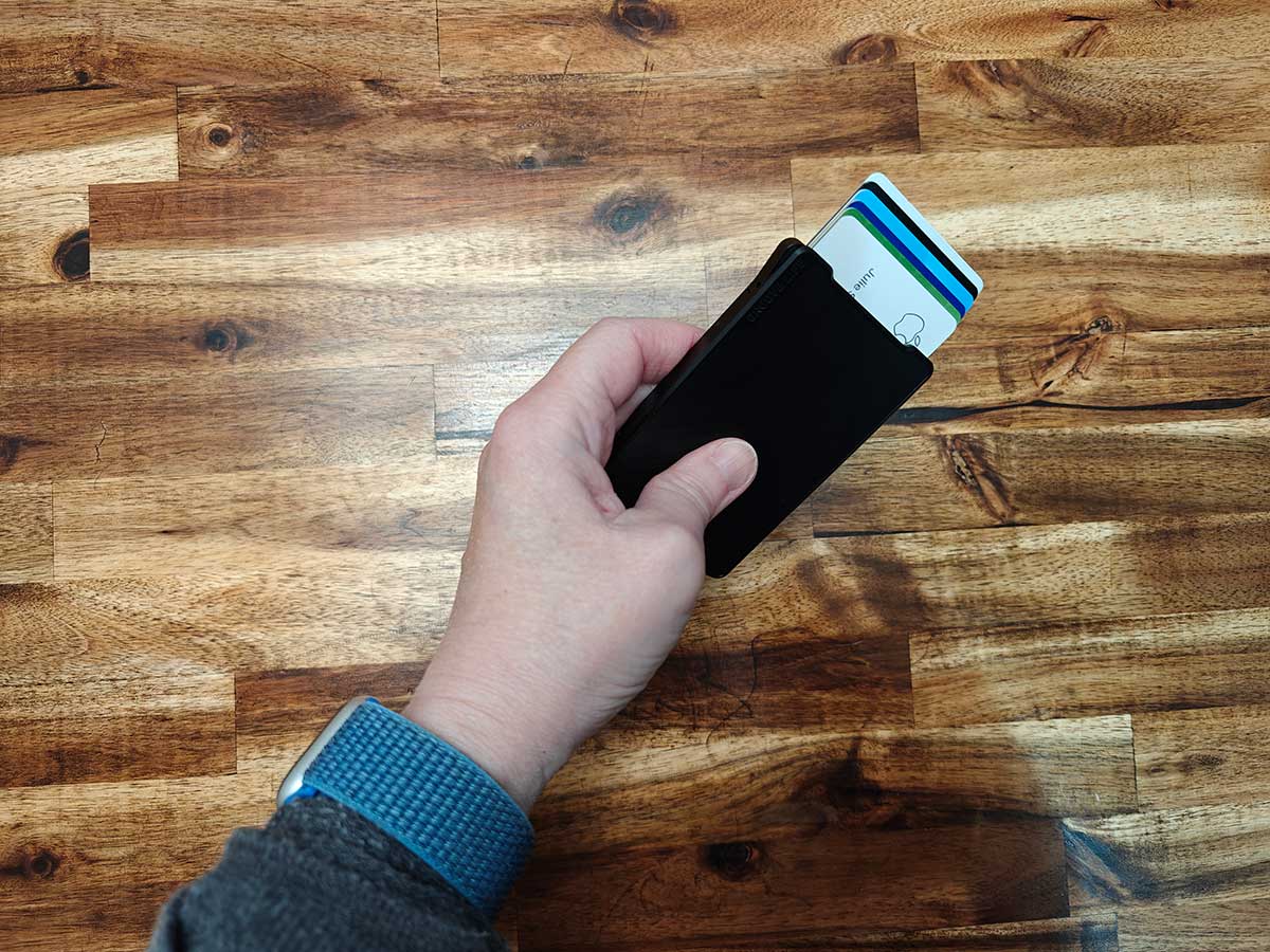 Groove Smart Wallet Trace review - A minimalist wallet with built-in ...