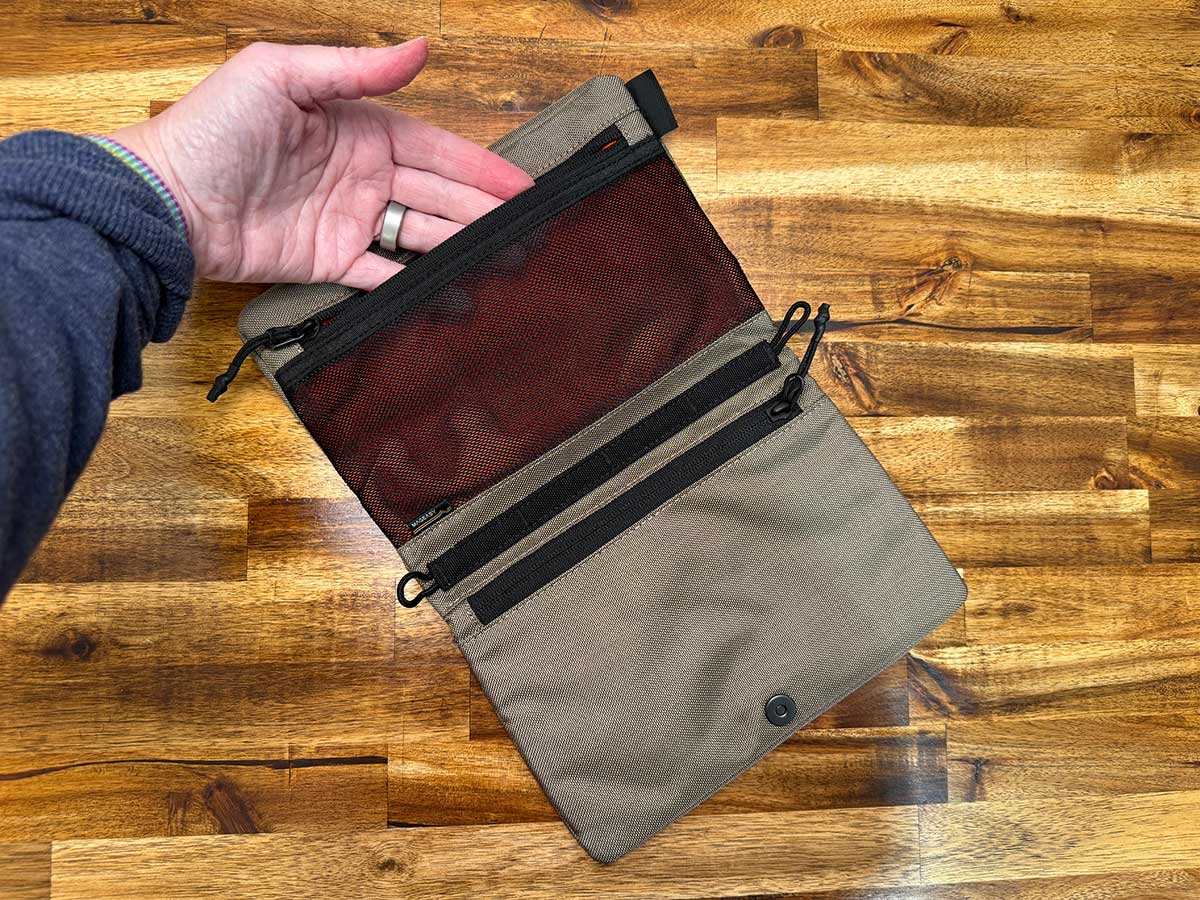 MAGEASY Sacoche bag review - Your next EDC bag - The Gadgeteer