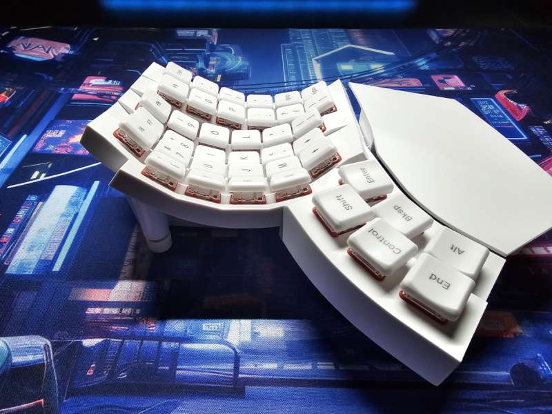 MoErgo Glove80 Ergonomic Keyboard review - The Gadgeteer