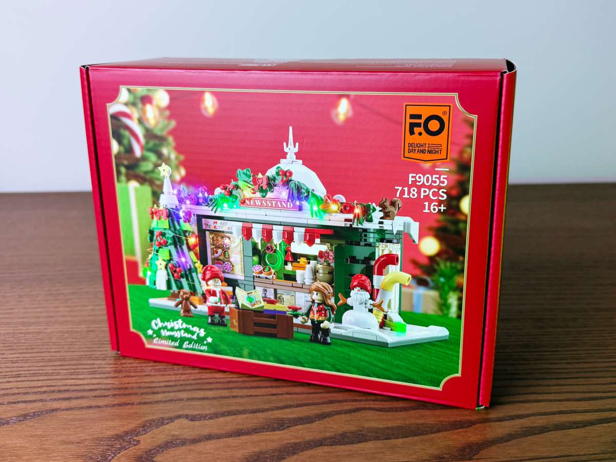 Funwhole Christmas Newsstand Building Block review - The Gadgeteer