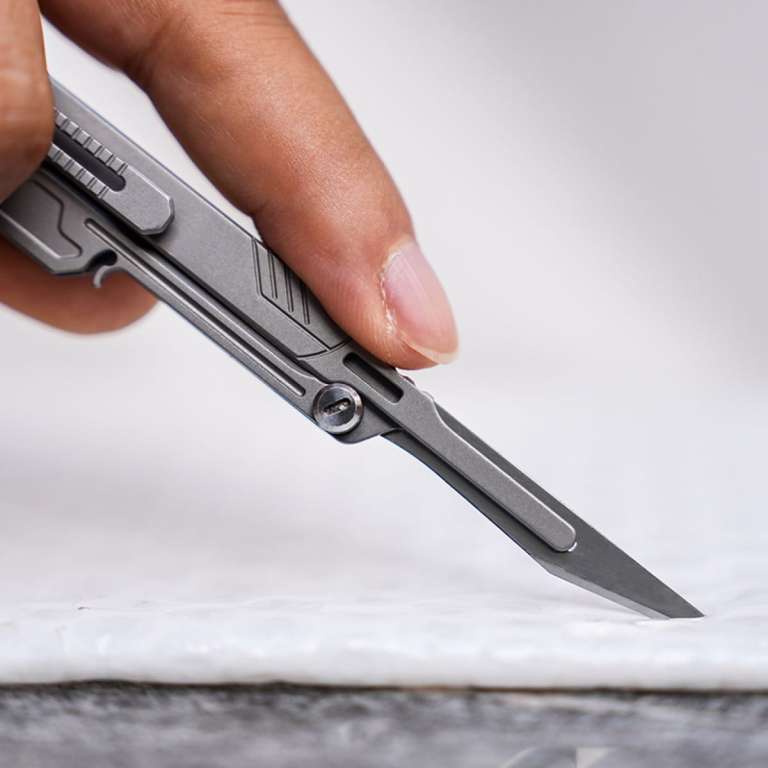 This isn't an ordinary knife - It has an extra blade in its handle ...