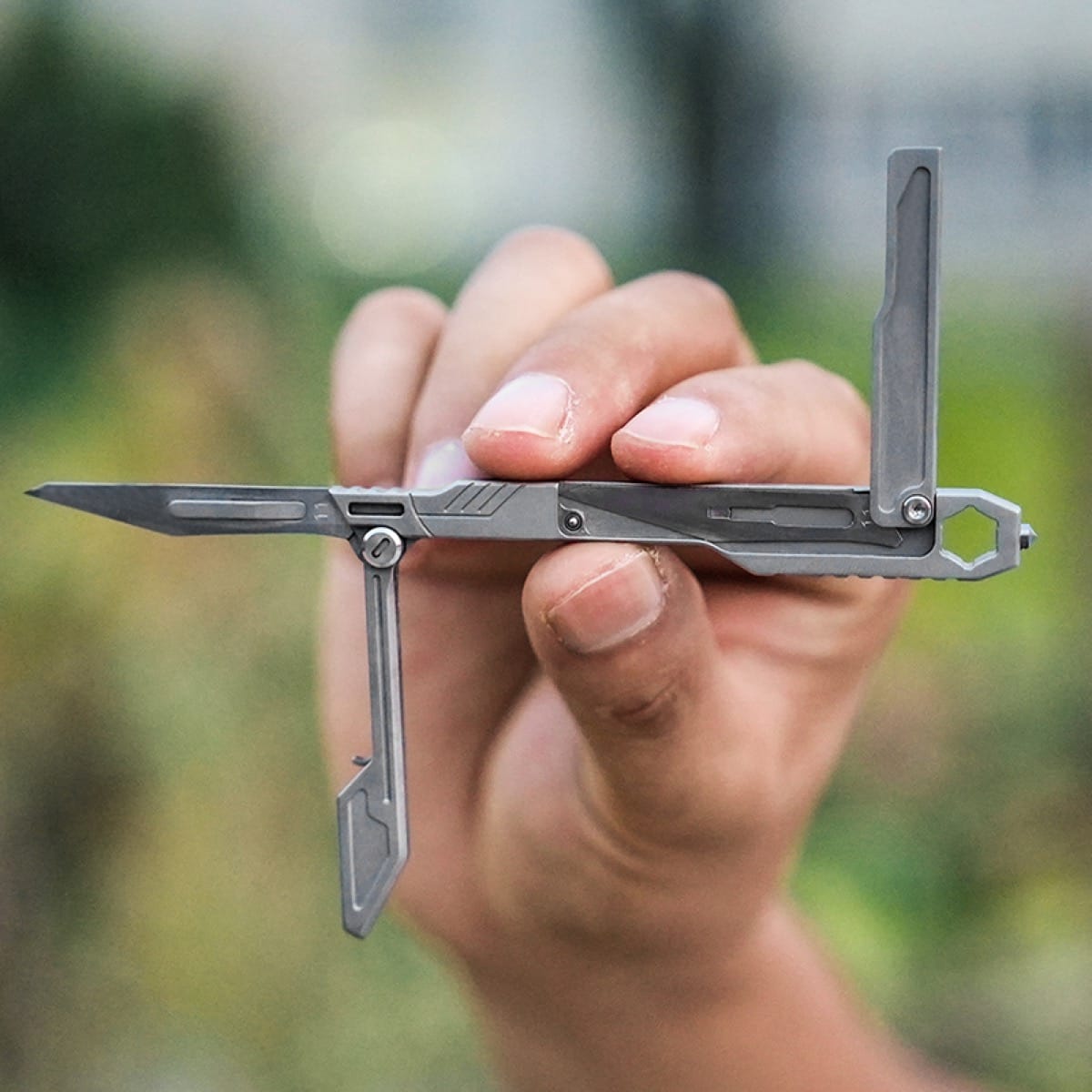 This isn't an ordinary knife - It has an extra blade in its handle ...