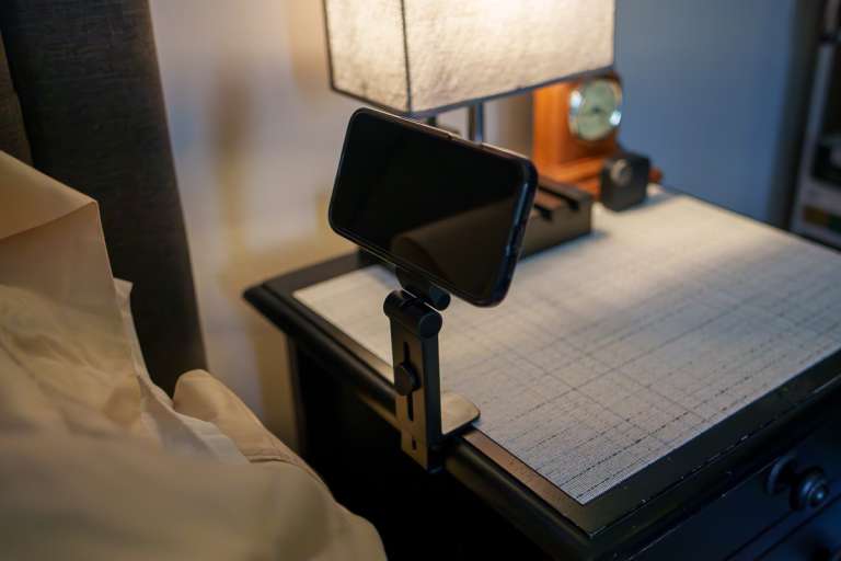 JOYROOM MagSafe Airplane Phone Holder review - Make air travel more ...
