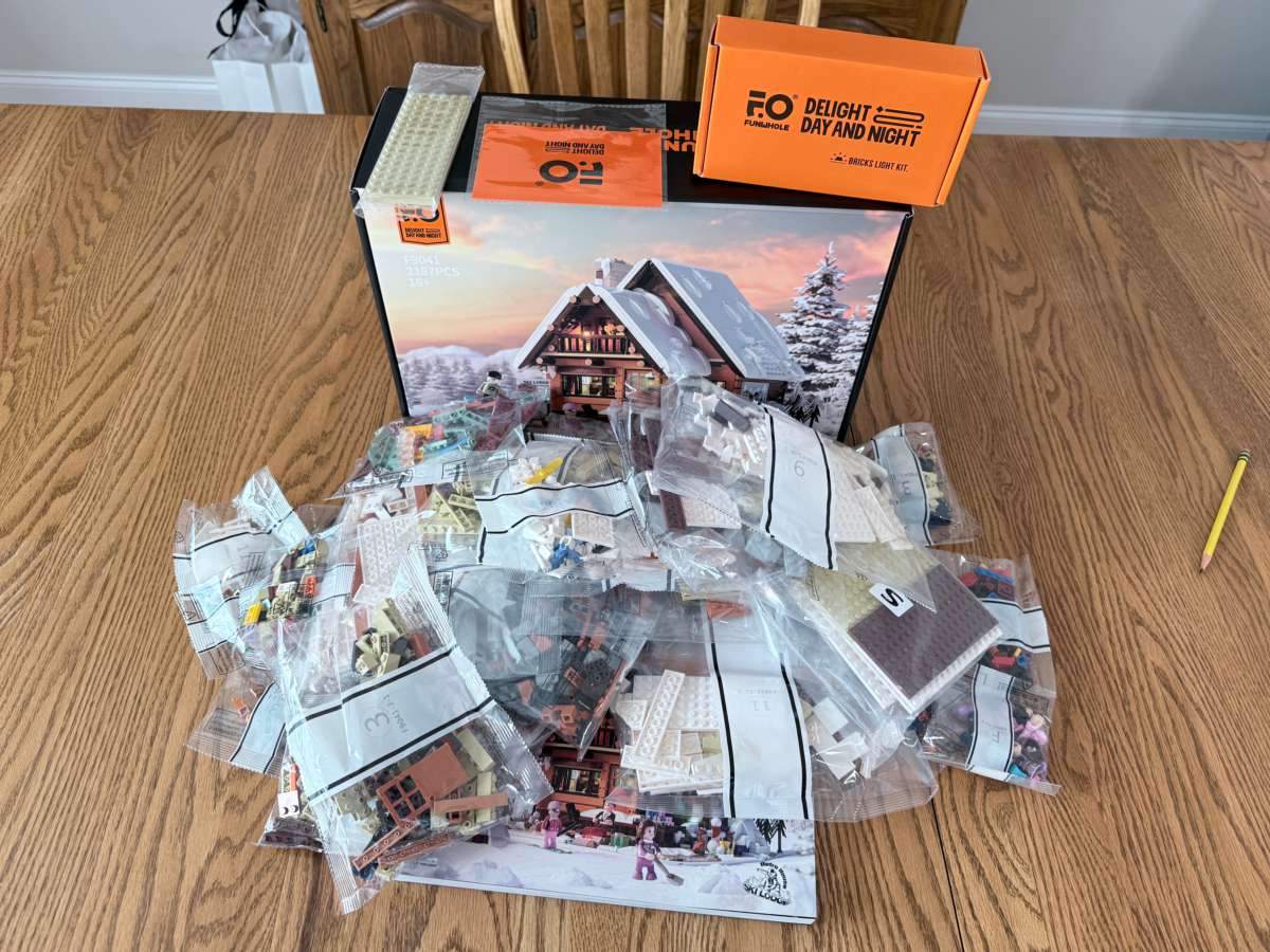 Funwhole Ski Lodge Building Block review - The Gadgeteer