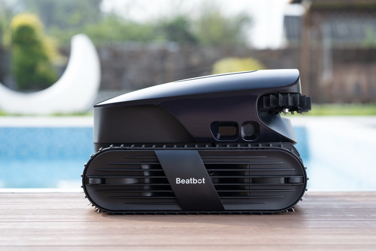Beatbot AquaSense 2 Ultra - This pool cleaning robot recognizes ...