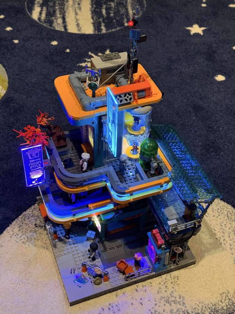 Funwhole Cyberpunk NeonCity model kit review - Brick by brick it ...
