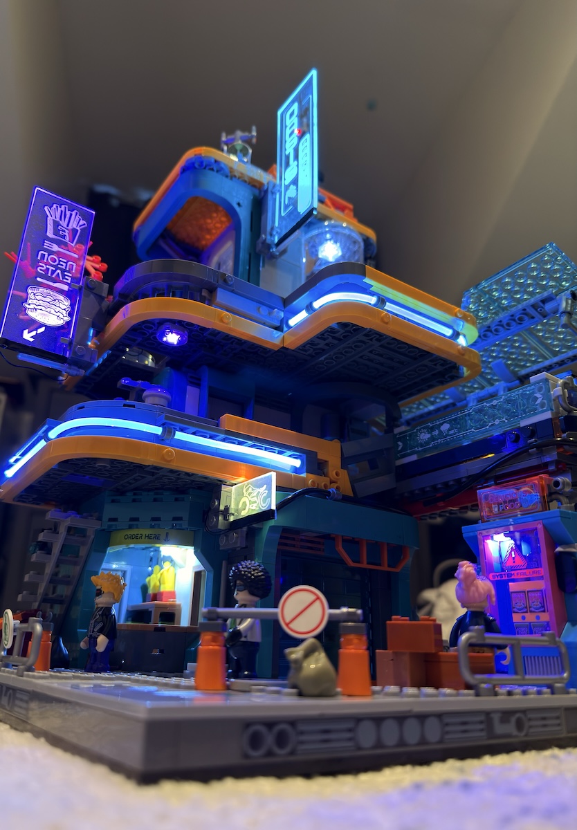 Funwhole Cyberpunk NeonCity model kit review - Brick by brick it ...