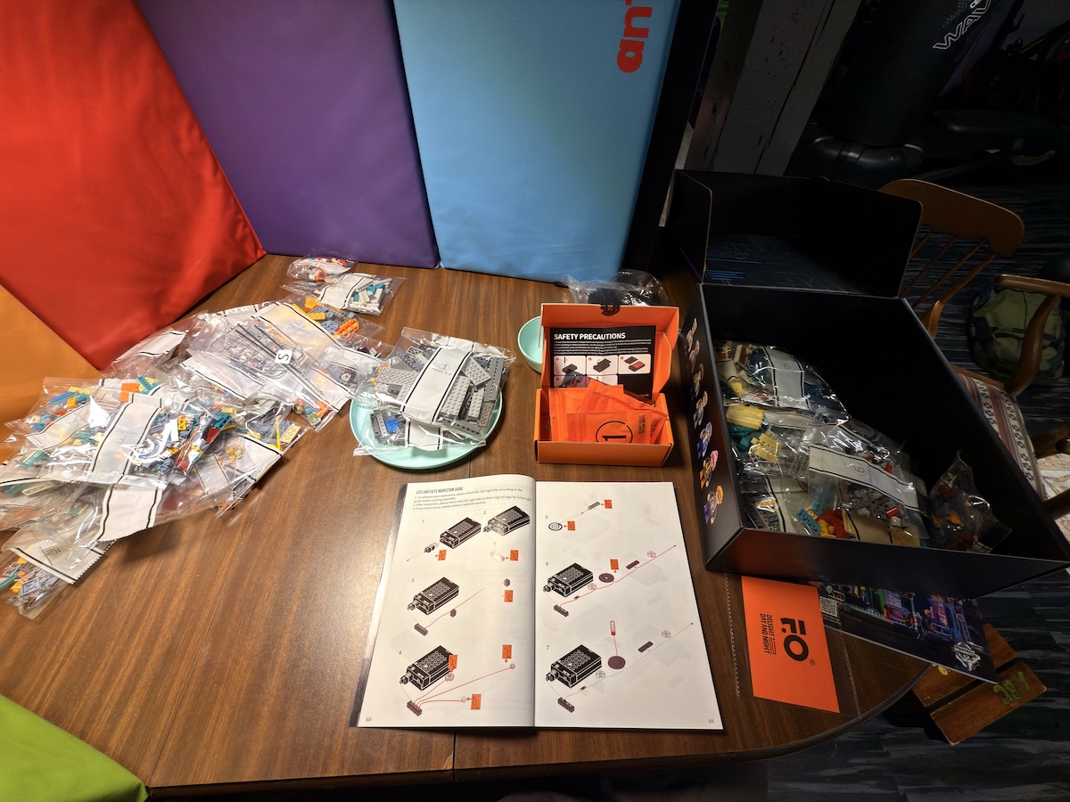 Funwhole Cyberpunk NeonCity model kit review - Brick by brick it ...