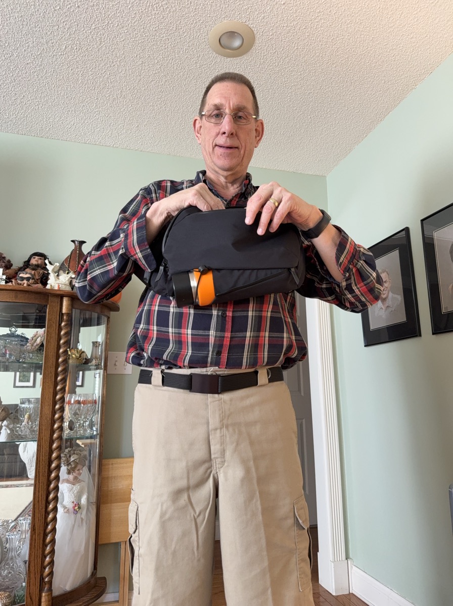 Alpaka Metro Crossbody Bag review - The Gadgeteer