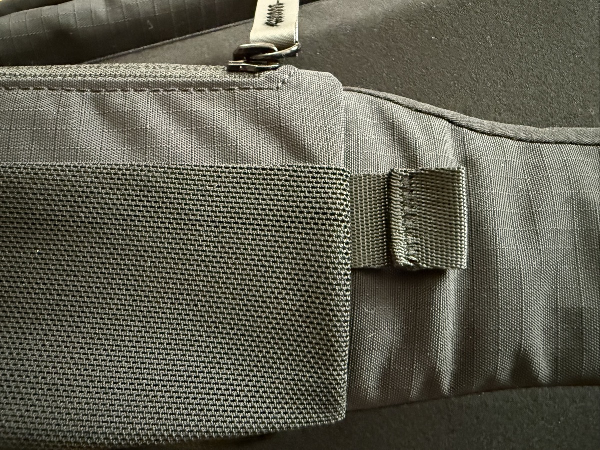 Alpaka Metro Crossbody Bag review - The Gadgeteer