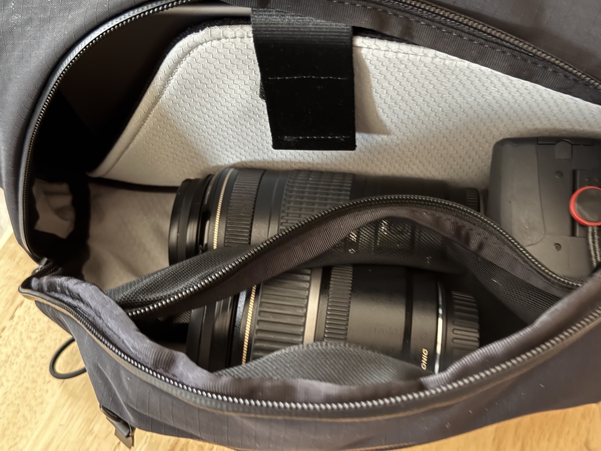 Alpaka Metro Crossbody Bag review - The Gadgeteer