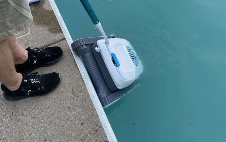 AIRROBO PC10 pool vacuum review - Cordless and quick! - The Gadgeteer