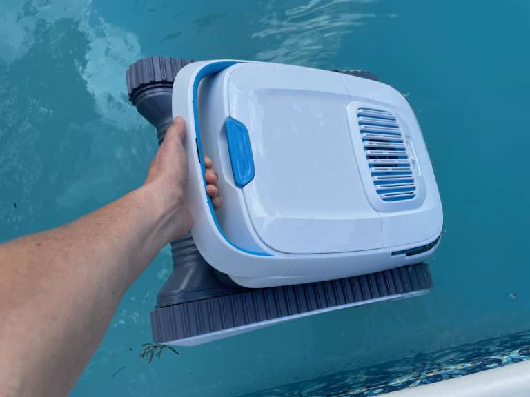 AIRROBO PC10 pool vacuum review - Cordless and quick! - The Gadgeteer