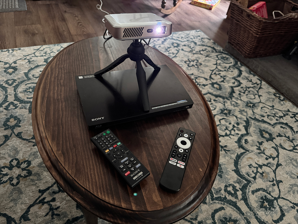 Kodak LUMA 500 FHD Ultra Smart Pico Projector review - Big image in a ...