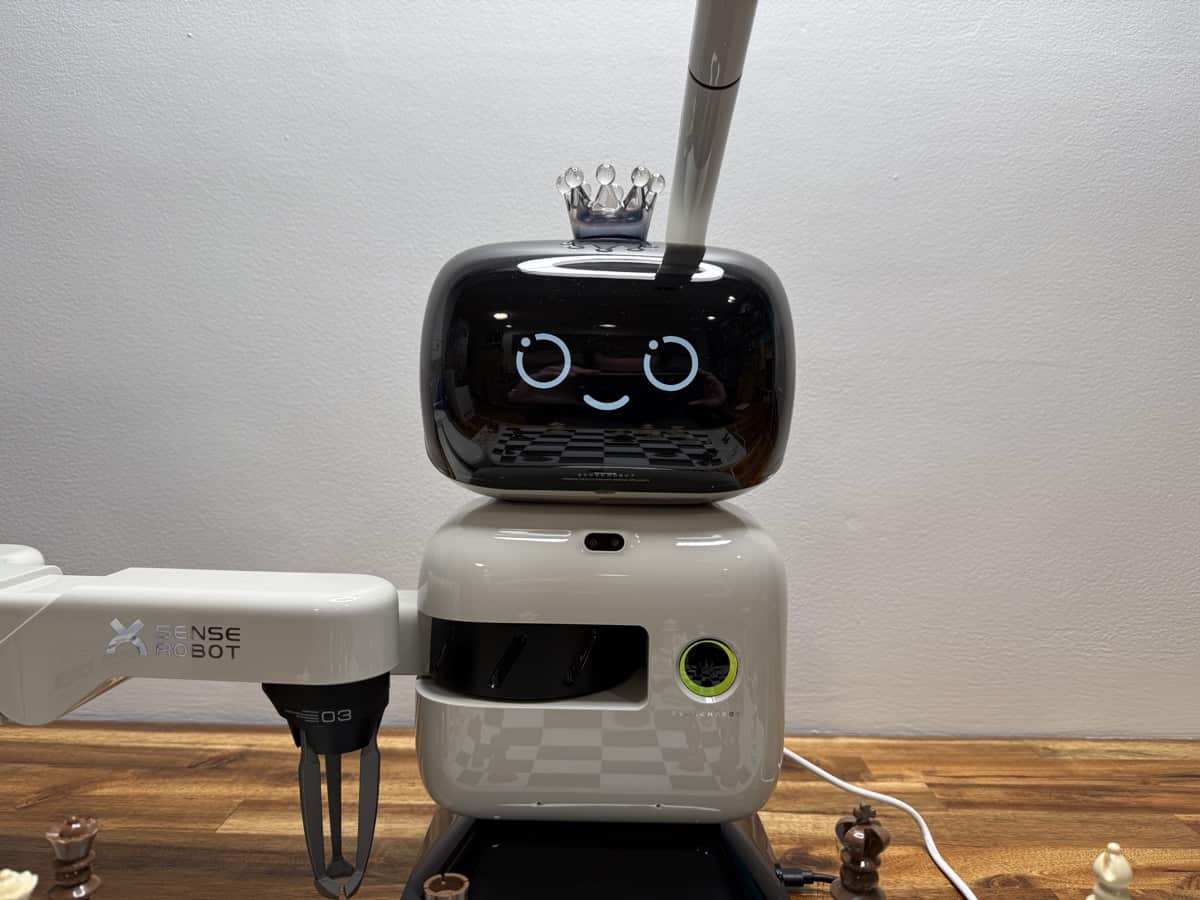 SenseRobot Chess review - This robot actually plays chess with you ...