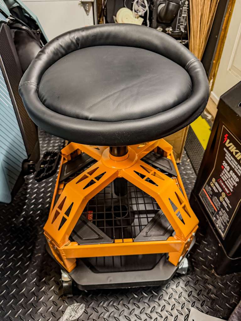 VEVOR Rolling Heavy-Duty Shop Stool review - The Gadgeteer