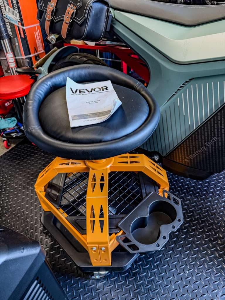 VEVOR Rolling Heavy-Duty Shop Stool review - The Gadgeteer